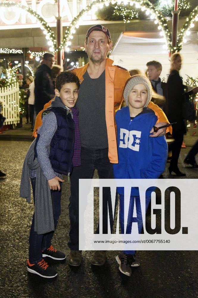 Ingo Naujoks mit seinen Kindern Lou Lennon und Luna bei der Premiere ...