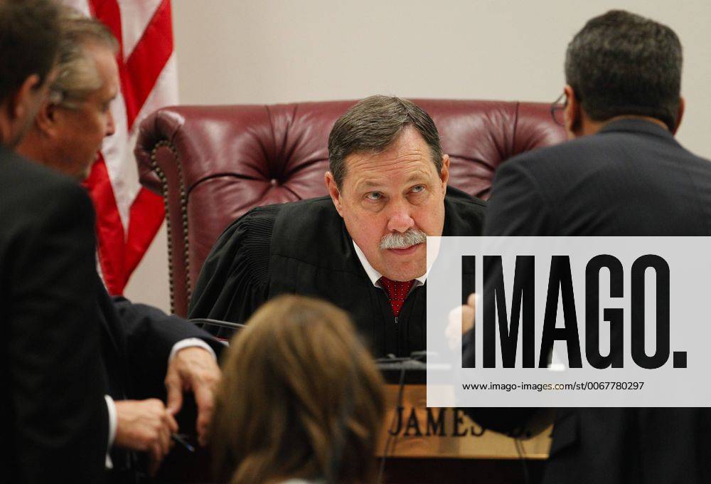 Jan. 16, 2013 - Florida, U.S. - Circuit Judge James Arnold, center, had ...