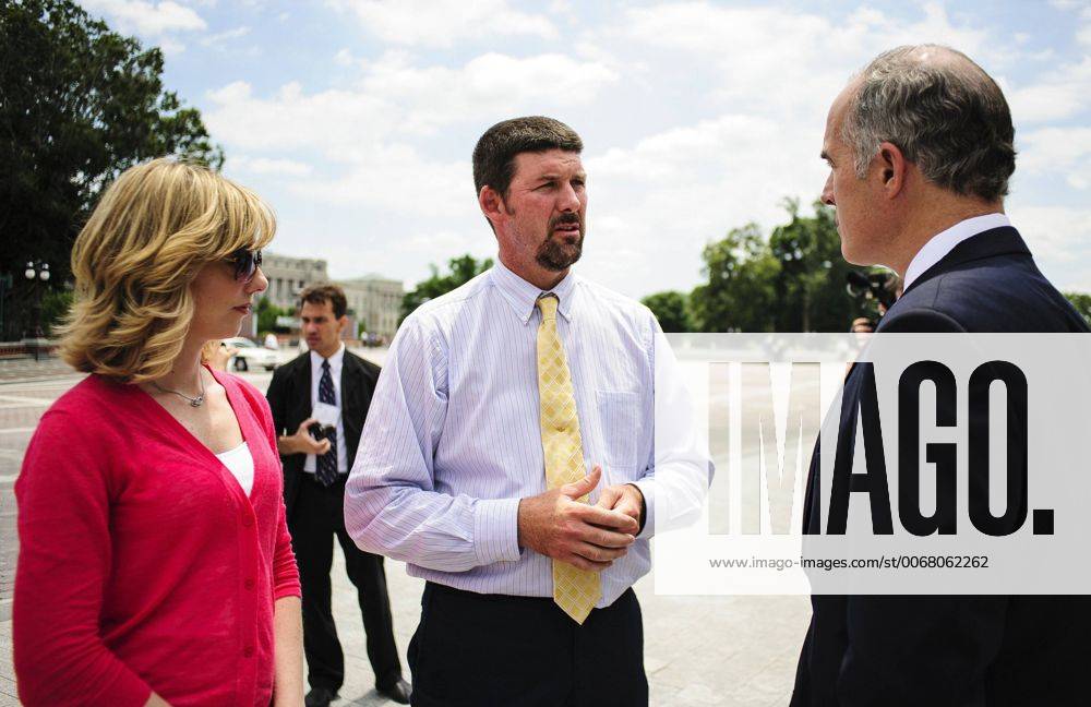 Washington, DC, USA - Senator Bob Casey talks with Tom and Kari ...