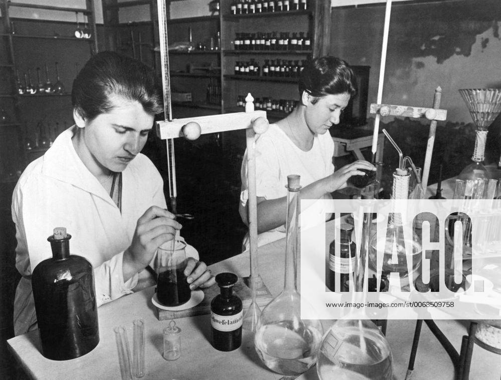 Berlin, Germany: c. 1929 Researchers at Dr. Piorkowski s Bacterio ...