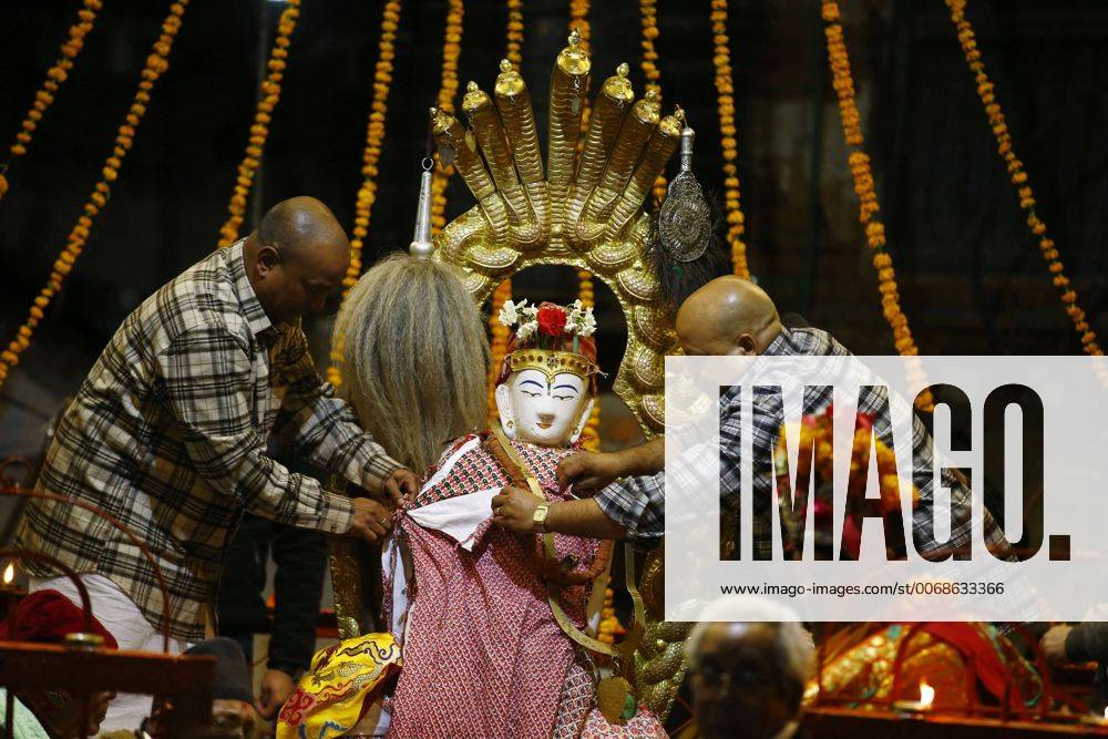 Jan. 17, 2016 - Kathmandu, Nepal - Nepalese priests remove clothing ...