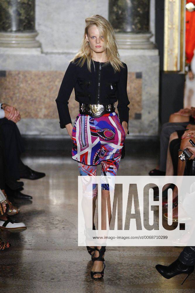 Sept. 20, 2013 - Milan, Italy - Emilio Pucci.MODEL ON CATWALK, WOMAN ...