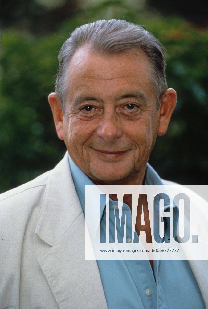Derek Fowlds