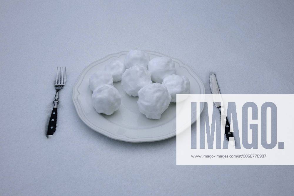 06.01.2016, Schneebälle auf einem Teller und Besteck, Winter, Schnee ...