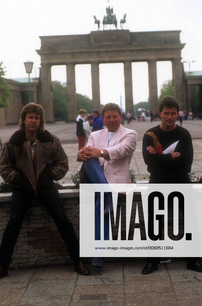 Emerson, Lake & Palmer am Brandenburger Tor in Berlin, v.li.: Keith ...
