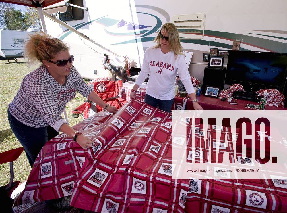 Nov.24, 2011 - Auburn, Alabama, USA - Sisters-in-law Carmon Denney ...