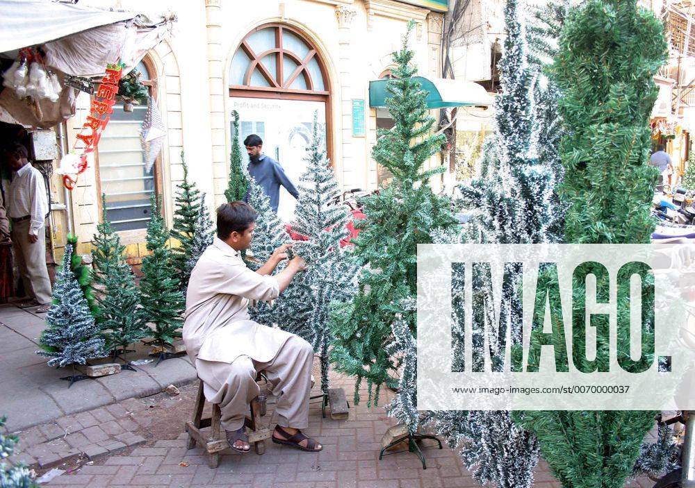 Dec. 12, 2011 - Pakistan - KARACHI, PAKISTAN, DEC 12: A youth arranges ...