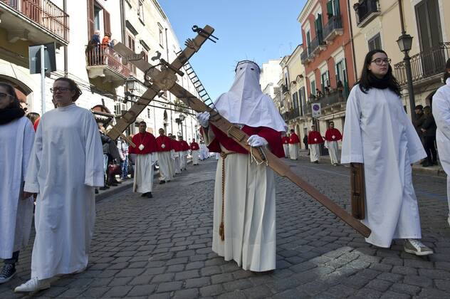 Italy: Good Friday penitential procession in Barletta Penitents carries ...