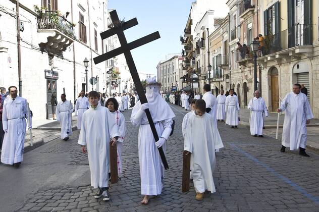 Italy: Good penitential procession in Barletta Penitents carries a ...