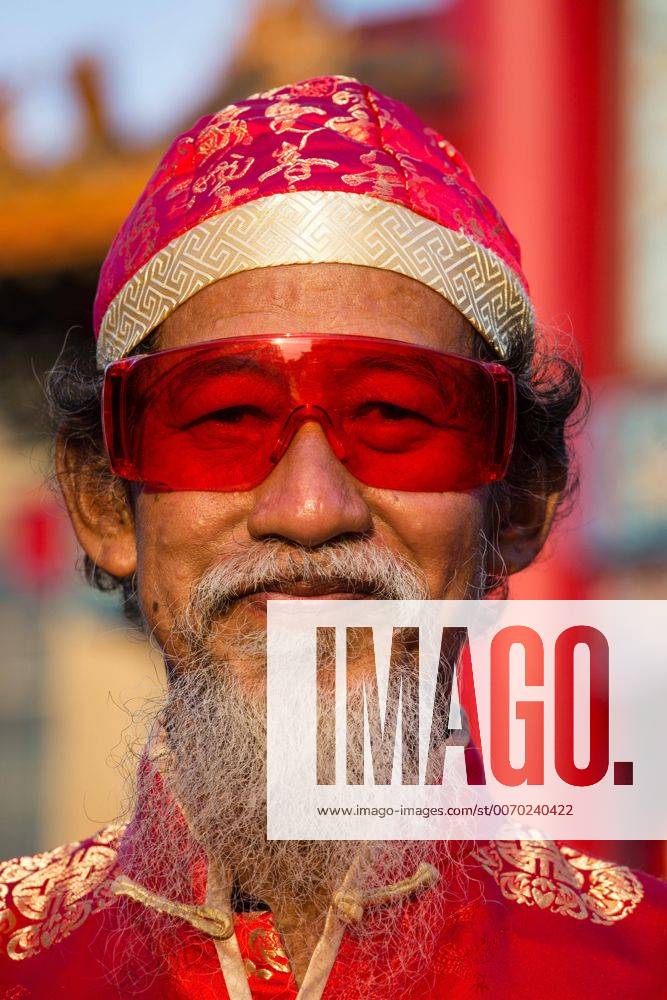 Portrait, alter Chinese mit roter Brille, Mütze und Bart, Chinese New ...