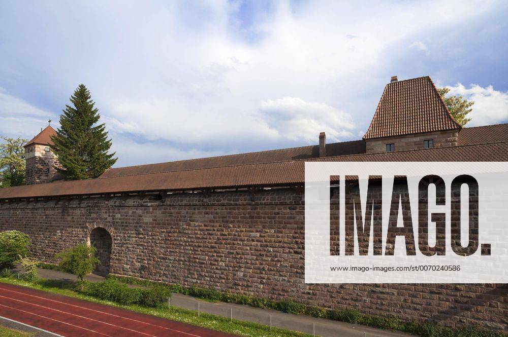 Restaurierte, alte Stadtmauer mit überdachtem Wehrgang, Nürnberg ...