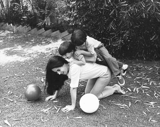 Aug. 2, 2011 - LINDA CRISTAL with her children Gregory Wexler and ...