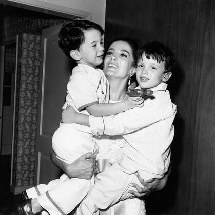 Aug. 2, 2011 - LINDA CRISTAL with her children Gregory Wexler and ...