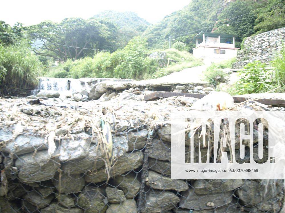 Oct. 26, 2011 - La Guaira, VARGAS, Venezuela - Gaviones de rio, estructuras de piedra picada y