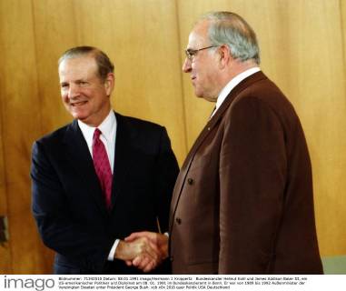 Bundeskanzler Helmut Kohl und James Addison Baker III, ein US ...