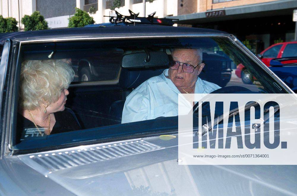 Jan. 1, 2011 - K16233LR: ELIZABETH TAYLOR AND ROD STEIGER HAVE DINNER ...