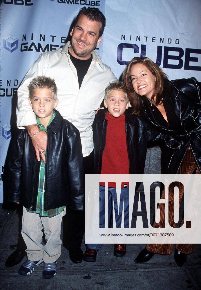 K23430HMc: NINTENDO GAMECUBE LAUNCH PARTY AT 60 SPRING STREET, NEW YORK CITY 11 17 01. HENRY McGEE