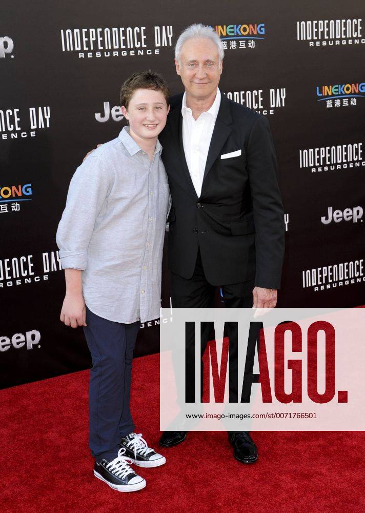 Brent Spiner & son Jackson Spiner INDEPENDENCE DAY RESURGENCE FILM ...