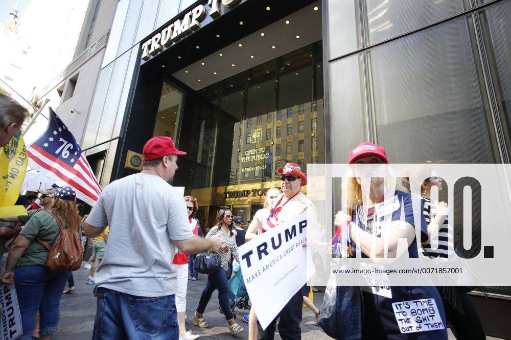 USA: Pro Trump rally at Trump Tower Several dozen supporters of ...
