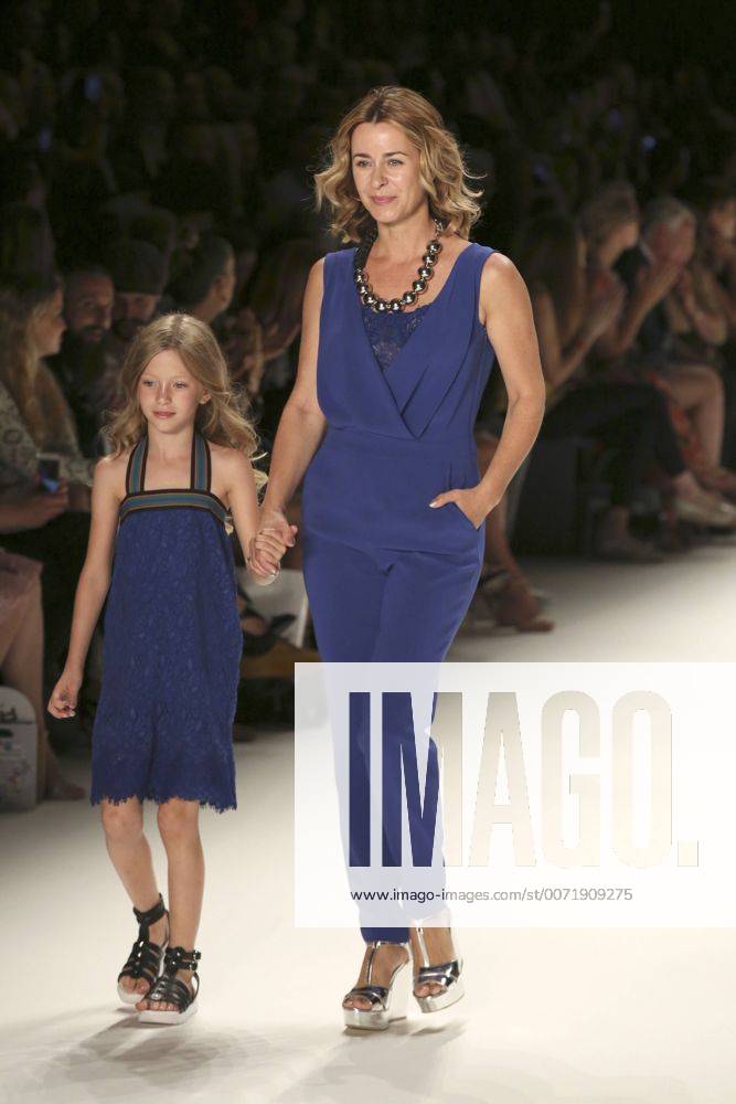 Bettina Cramer mit Tochter Carla bei der Riani Fashion Show auf der ...