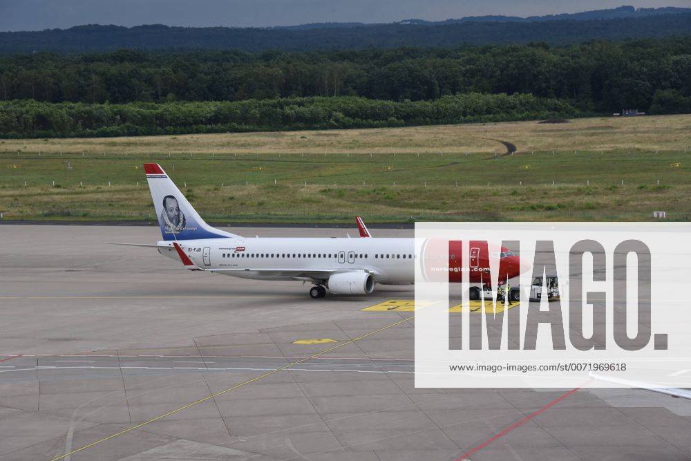 Eine Boeing 737 EI-FJD der Fluggesellschaft Norwegian Air International ...