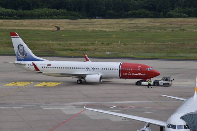 Eine Boeing 737 EI-FJD der Fluggesellschaft Norwegian Air International ...