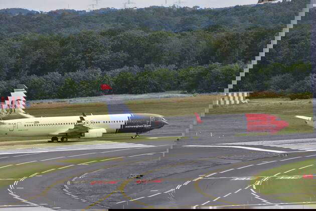 Eine Boeing 737 EI-FJD der Fluggesellschaft Norwegian Air International ...