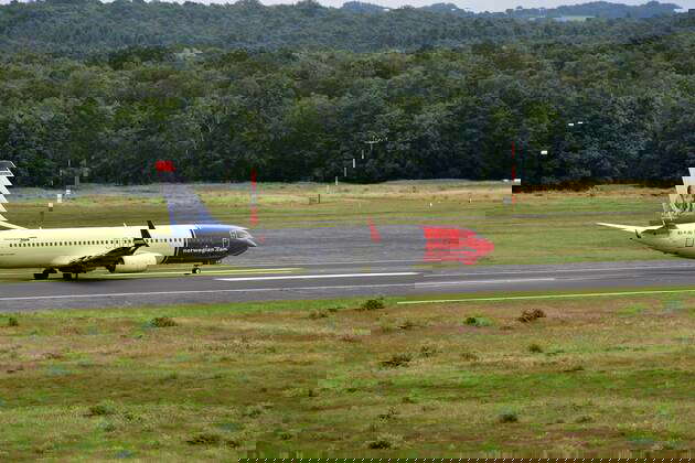 Eine Boeing 737 EI-FJD der Fluggesellschaft Norwegian Air International ...