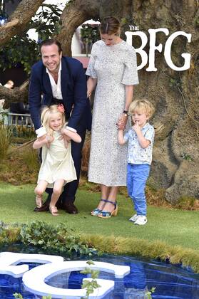 Rafe Spall und Gattin Elize du Toit mit Kindern Lena Spall und Rex ...