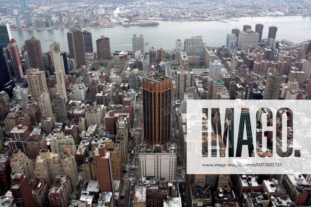 View across New York city from the Empire State building in Manhatten ...