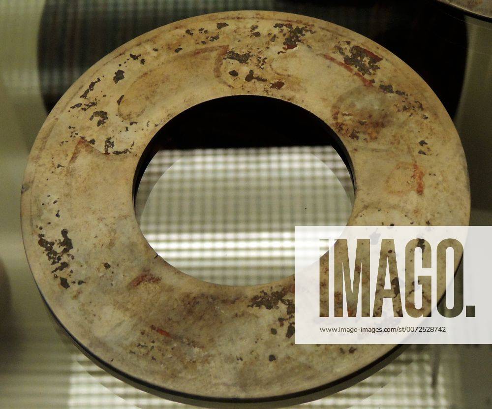 Two jade disc, bi Shang dynasty, 12th-11th century BC. WHA !ACHTUNG ...