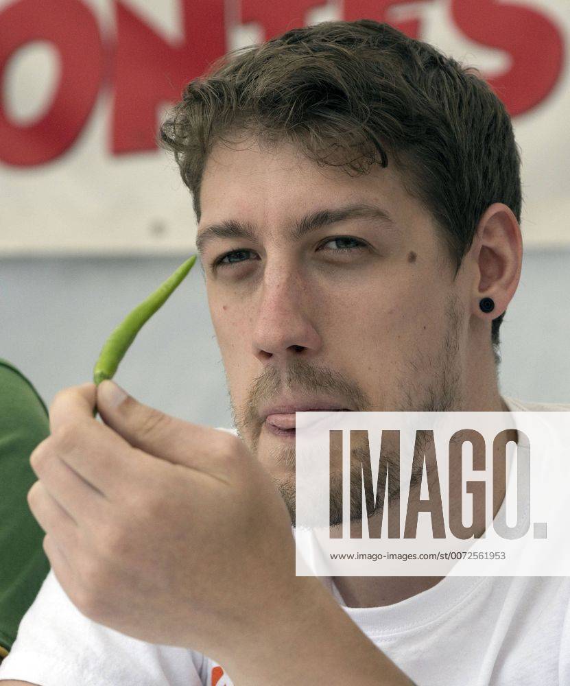 Chilischoten-Wettessen in Swindon Chilli eating contest participant ...