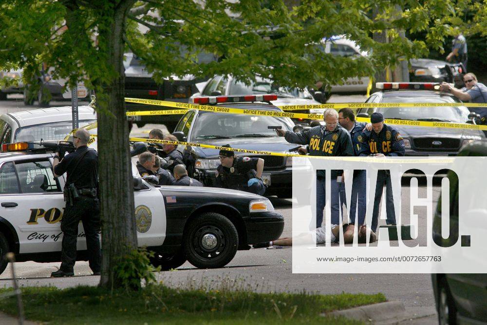 May. 01, 2010 - St. Paul, Minnesota, U.S. - Police investigate the body ...