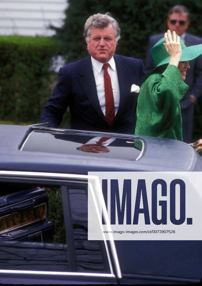 WEDDING OF MARIA SHRIVER AND ARNOLD SCHWARZENEGGER 04 26 1986.PHOTO BY ...