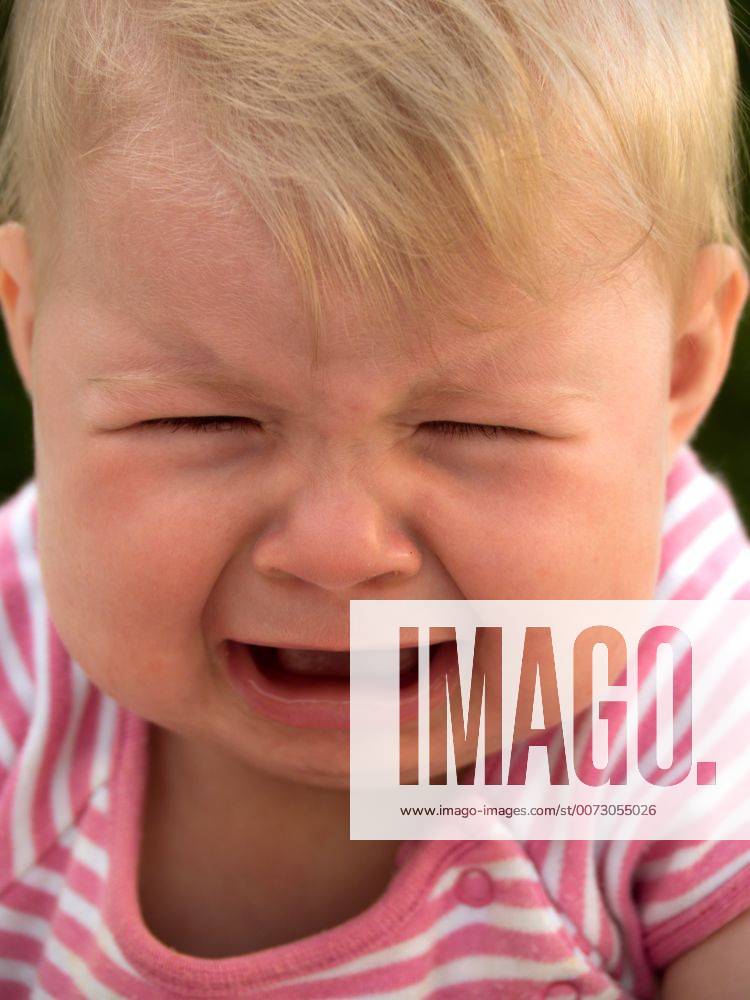 Weinendes Baby, Portraet, Oesterreich weeping baby, portrait, Austria BLWS
