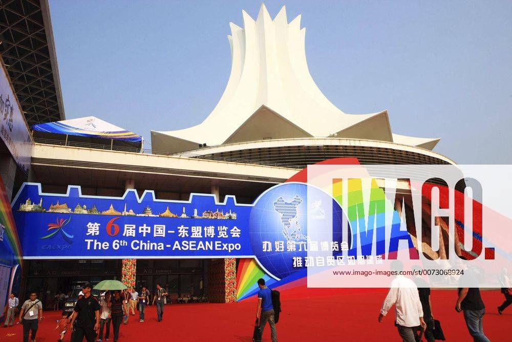 091019) -- NANNING, Oct. 19, 2009 -- Visitors walk past the main ...