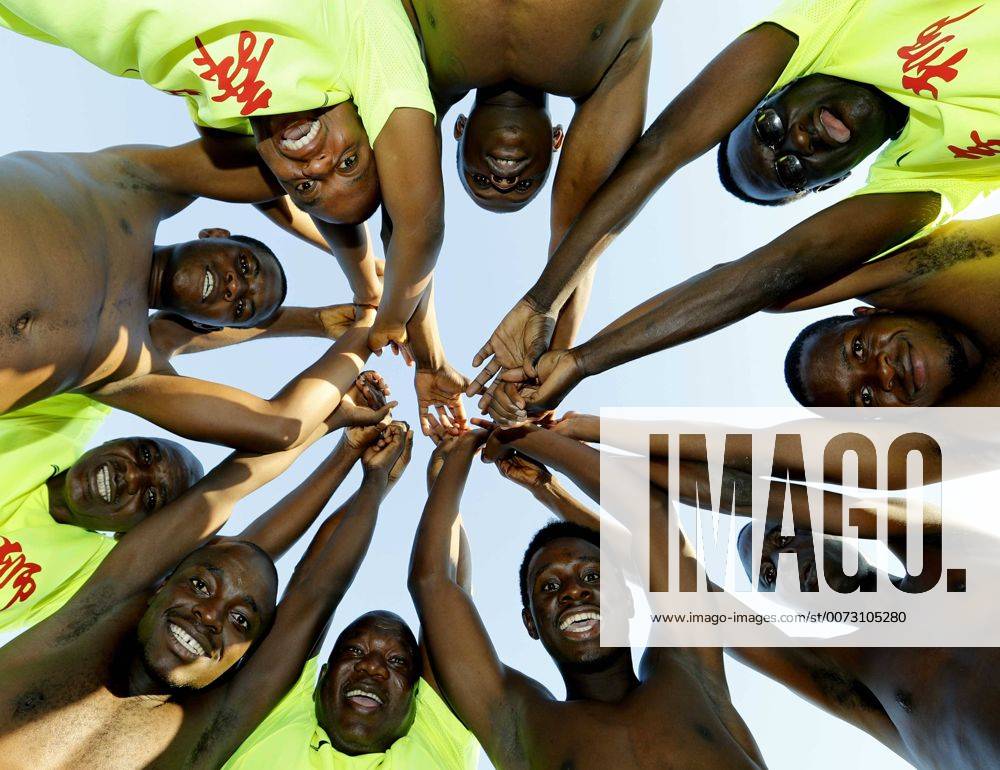 BEIJING, Aug. 29, 2016 -- African trainees pose for a group photo when ...