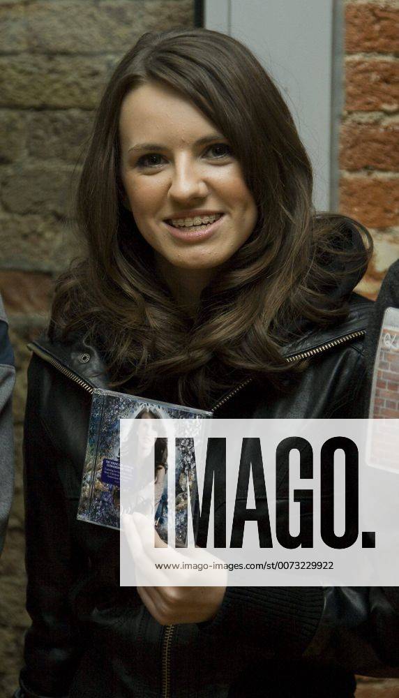 Dec. 14, 2009 - London - Faryl Smith hands out pizzas and presents at ...