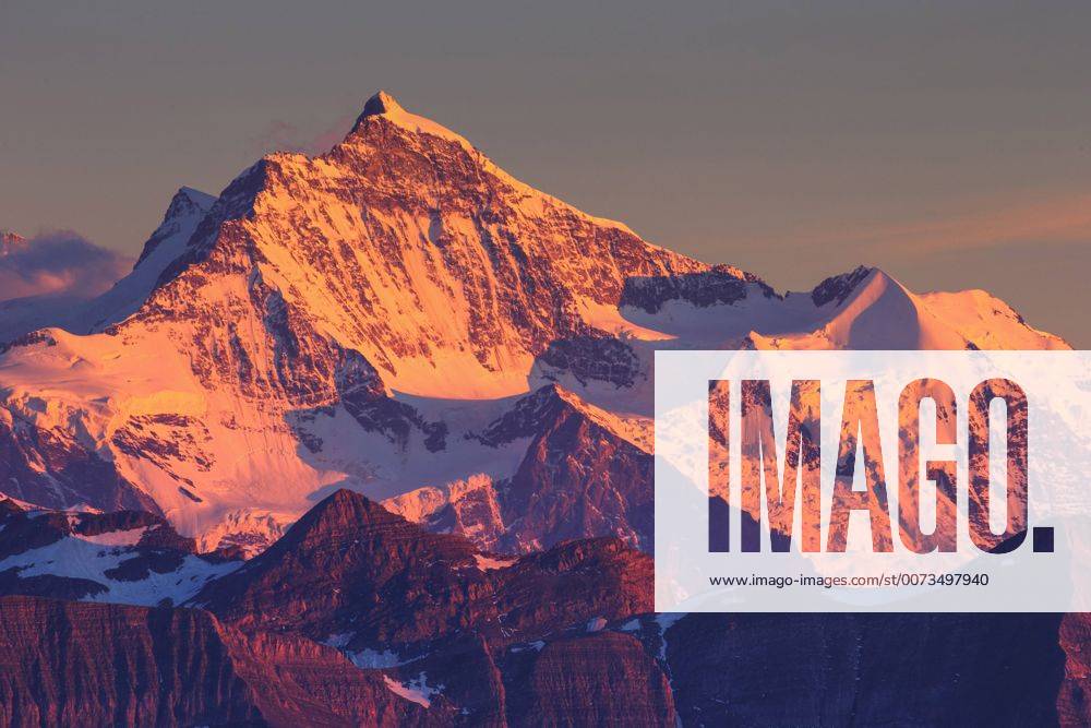 Eiger - 3970 m, Moench - 4107 m, Jungfrau - 4158 m, Alpengluehn, Schweiz, Berner Oberland Eiger