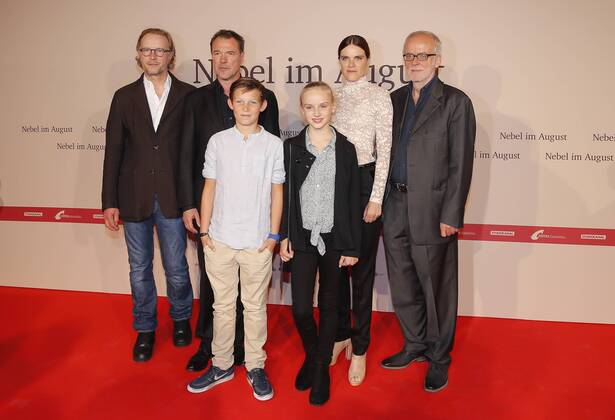 Filmpremiere Nebel im August Buchautor: Robert Domes, links Regie: Kai ...