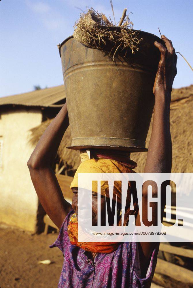 Ghana: Kabile (Borong-Ahafo Region), Ghanaian woman carrying bucket on ...