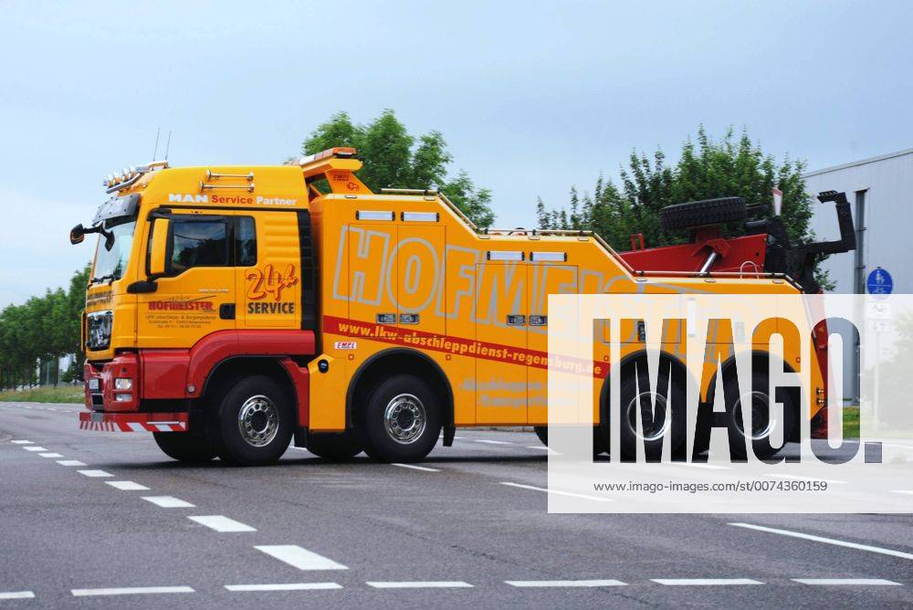Ein MAN Abschleppwagen vom LKW - Bergedienst Hofmeister in Regensburg ...