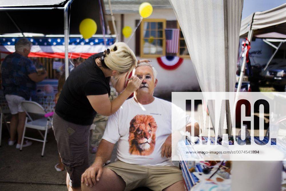 Sarah Piombo, 34, of Rohnert Park, left, face paints a lion on Dave ...