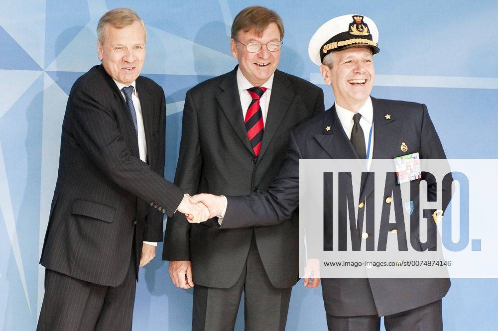 NATO Secretary General Jaap de Hoop Scheffer (L) stands with Dean of ...