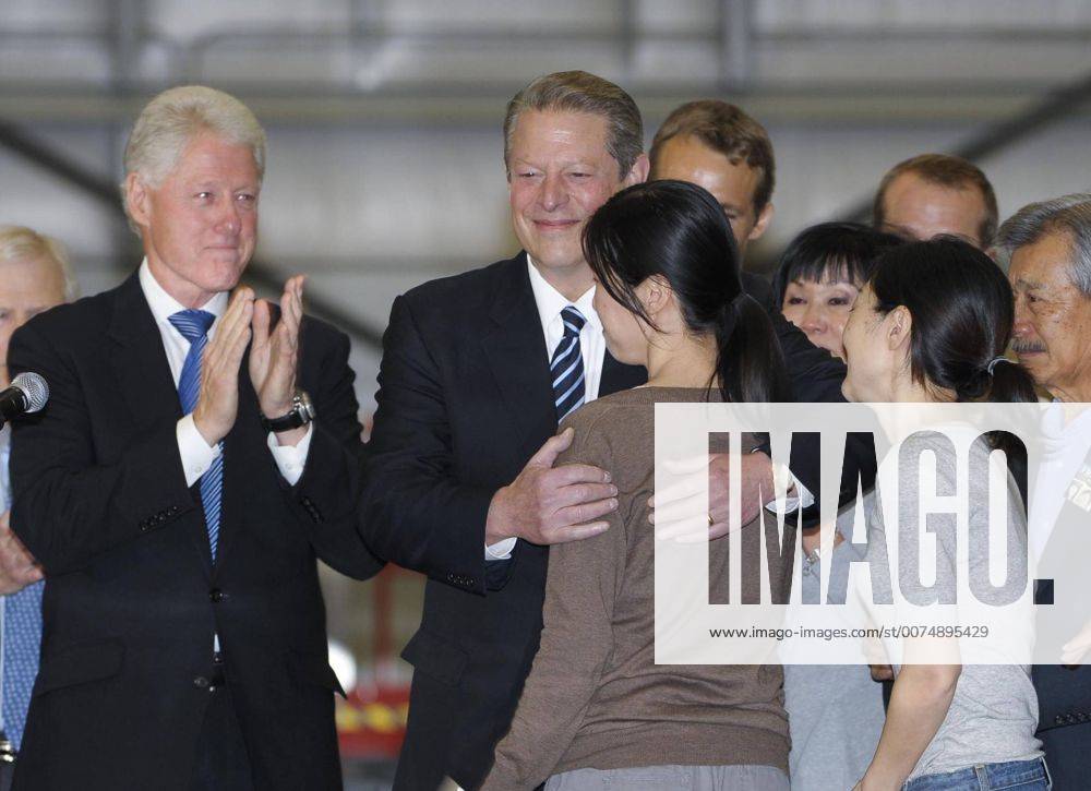 09085) -- LOS ANGELES, Aug. 5, 2009 -- Freed U.S. journalists Laura Ling and Euna Lee are embraced