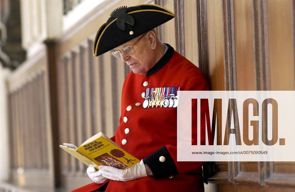 Chelsea Pensioner Alan Gale at the Royal Hospital Chelsea in uniform ...