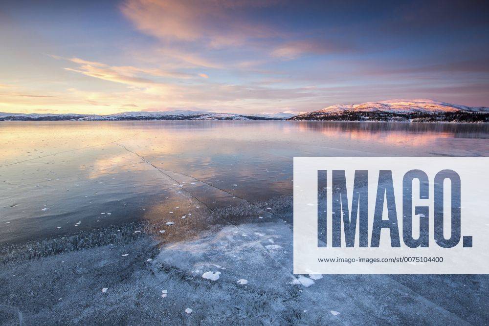 Sunrise on the frozen Lake Limingen, Rorvik, Borgefjell National Park ...