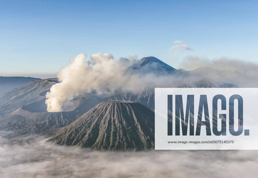 Rauchender Vulkan Gunung Bromo, Mt. Batok, Mt. Kursi, Mt. Gunung Semeru ...