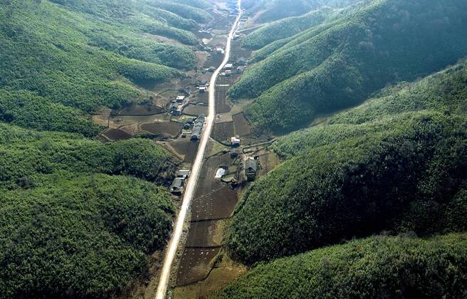 (161205) -- HANZHONG, Dec. 5, 2016 -- Aerial photo taken on Dec. 5 ...