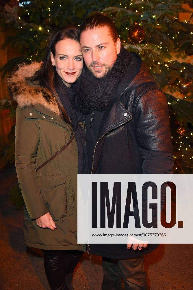 Felix von Jascheroff mit Freundin Bianca Roncalli Weihnachtscircus im ...